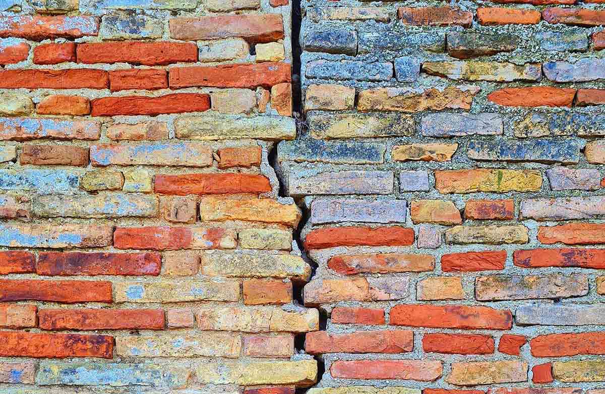 Ab wann sind senkrechte Risse in Wänden wirklich gefährlich?