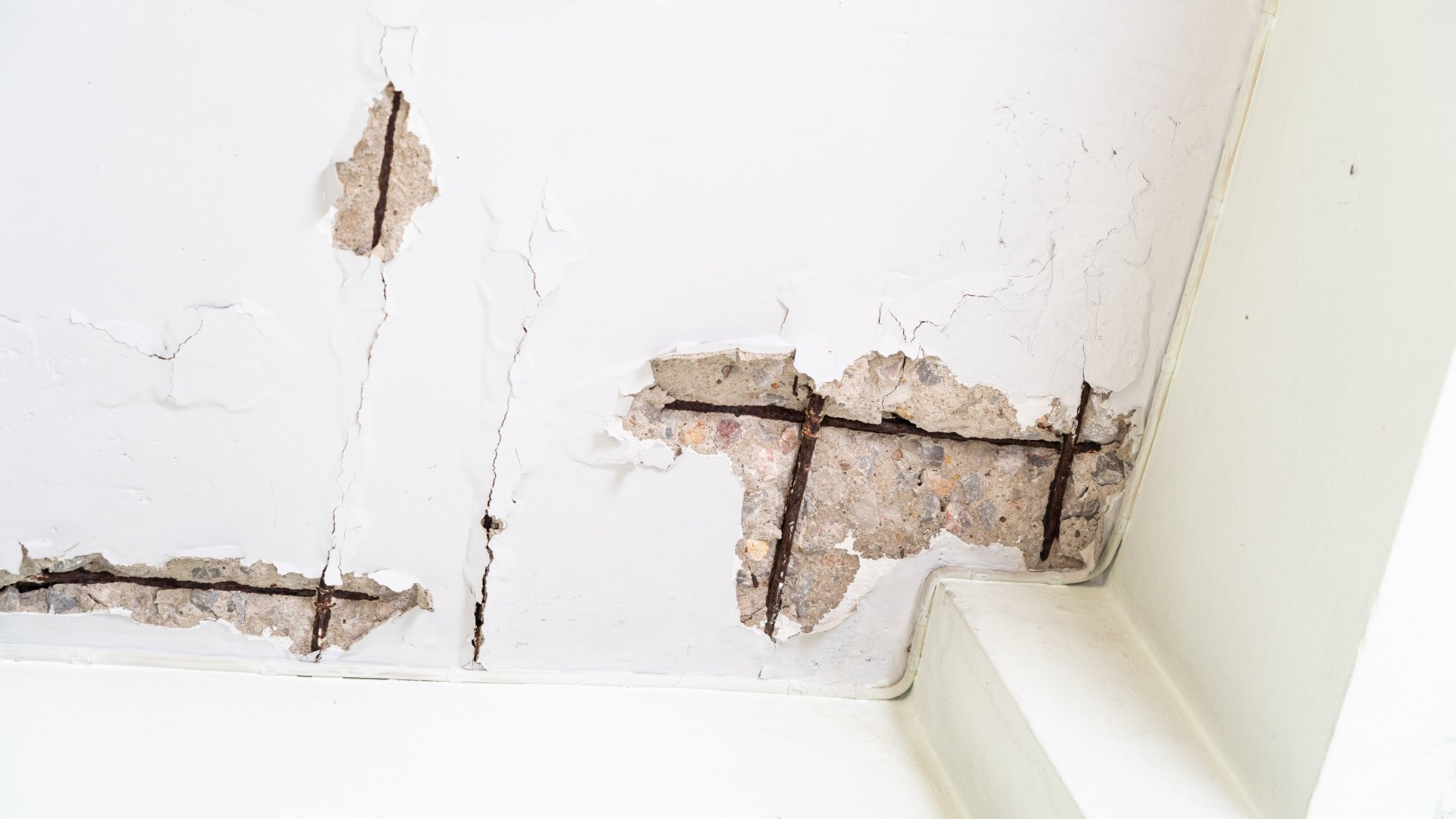 Wie bewertet man Risse im Inneren des Gebäudes?